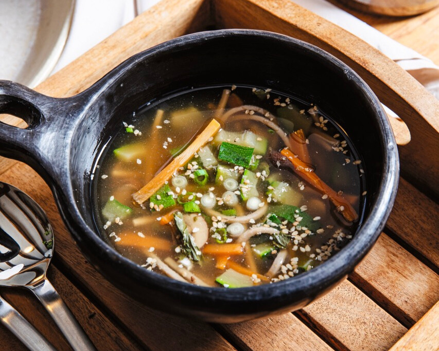 Misosoep met theebladeren uit het Theeboek van Veerle Stoffels | Lekker
